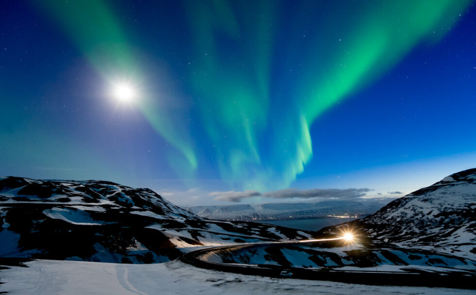 The Ultimate Guide to the Aurora Borealis Under a Full Moon